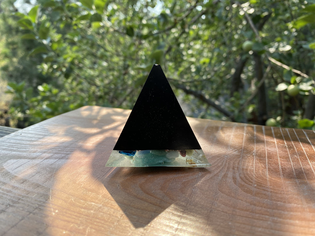 Small Black Green Bee Pyramid – OrAgonite