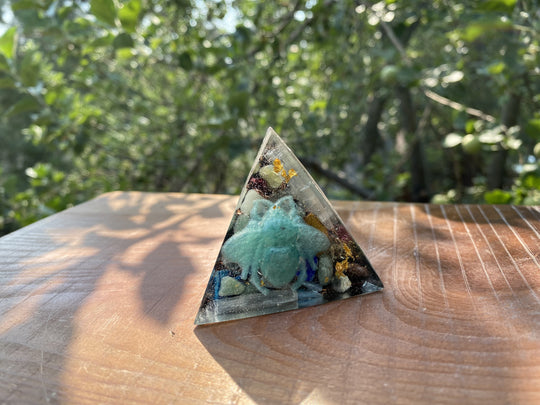 Small Black Green Bee Pyramid – OrAgonite